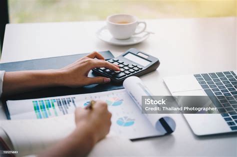 비즈니스 우먼 계산기와 쓰기를 사용 하 여 재무 데이터 손으로 작업 계산을 기록해 둡니다 비즈니스 재정 및 회계 개념입니다 개념에 대한 스톡 사진 및 기타 이미지 Istock