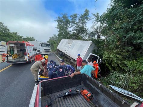 Caminhoneiro fica preso às ferragens após colidir em árvore na BR 343