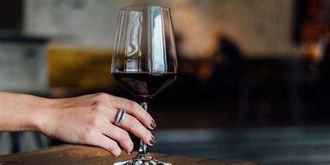 How To Hold A Wine Glass Correctly