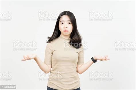 혼란스러운 의심 하얀 배경에 고립 된 아름다운 아시아 여성의 제스처를 모른다 20 29세에 대한 스톡 사진 및 기타 이미지