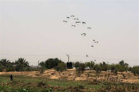 متحدث عسكري مصر تواصل إسقاط المساعدات جواً على غزة
