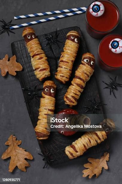 짙은 나무 판에 할로윈 파티를위한 으스스한 소시지 미라 토마토 주스와 소스 위에서 볼 수 있습니다 플랫 레이 세로 형식입니다 10월에 대한 스톡 사진 및 기타 이미지