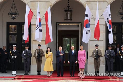 폴란드 공식환영식 참석한 윤석열 대통령 내외 연합뉴스