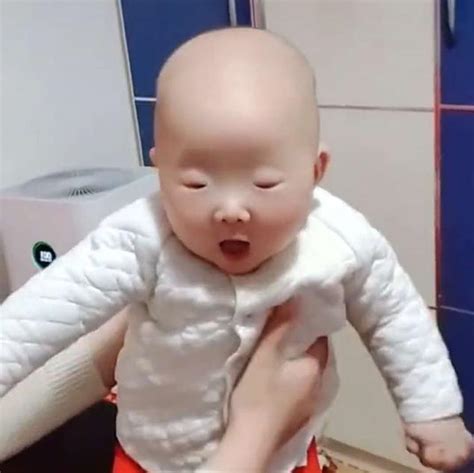 全網眼睛最小寶寶走紅，李榮浩自愧不如，網友：這誰比得過？ 每日頭條