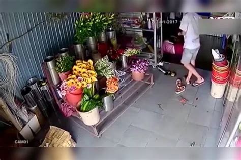 女子午睡忘了关门，男子趁机溜了进去，监控拍下不耻一幕！关门监控男子
