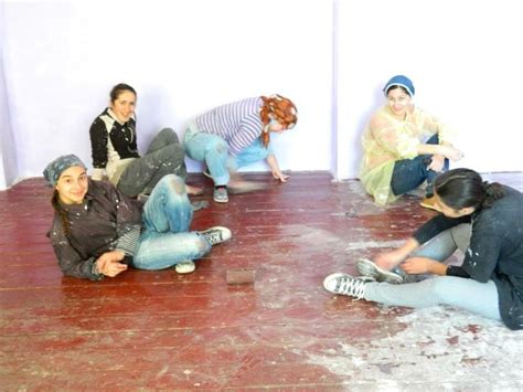 მოსწავლეები საკლასო ოთახს არემონტებენ