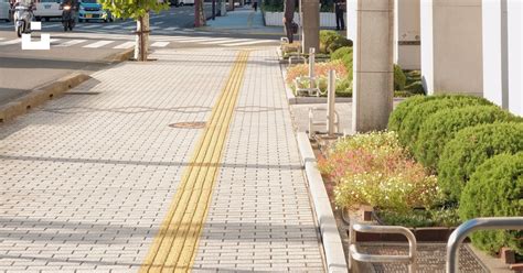 옆에 몇 대의 차가 주차된 도시 거리 사진 Unsplash의 무료 도시 이미지