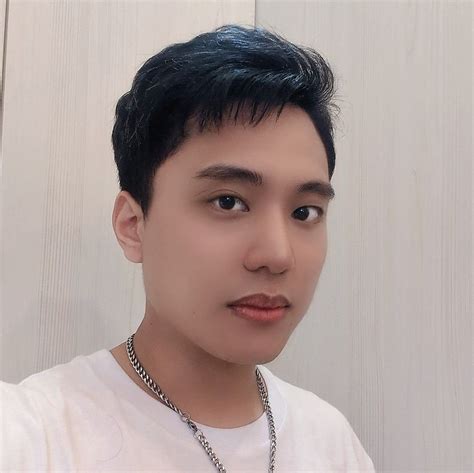 超級回憶殺欸 那時候的臉書只有電腦版🤭 手機能放音樂就已經很秋了 網誌都是顏文字orz 80頭段班的中二片 應該是“飛龍在天“ 🎵人在江湖