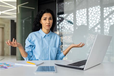 화가 난 실망한 인도 여성 사업가 불만족스러워하며 카메라를 바라보는 여성 노동자 사무실 내 직장에서 일하는 여성 노트북으로 작업하는 셔츠를 입은 사업가의 초상화 30 34