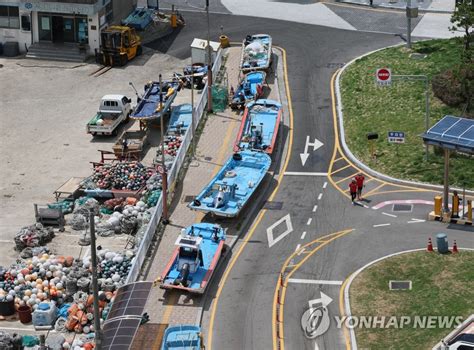 태풍 카눈 피해 육지로 대피한 어선 연합뉴스