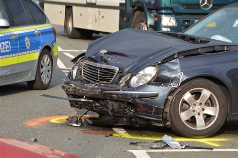 Rote Ampel Missachtet Autos Krachen Auf Düsseldorfer Kreuzung Ineinader