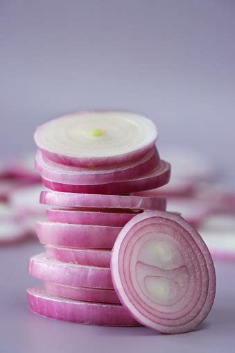 나무 도마에 붉은 양파 슬라이스 스택의 클로즈업 이미지 흰색 살과 보라색 피부 보라색 배경 전경에 초점 복사 공간 표시 0명에 대한 스톡 사진 및 기타 이미지 Istock