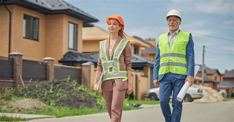 고요한 여성과 거리를 따라 걷는 진지한 토목 기사의 전신 초상화 사진 Unsplash의 안경 이미지