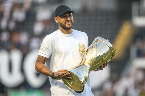 Neymar Chama Atenção Ao Usar Relógio Mais Caro Que Prêmio Da Final Do