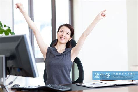 商务女士伸懒腰 蓝牛仔影像 中国原创广告影像素材
