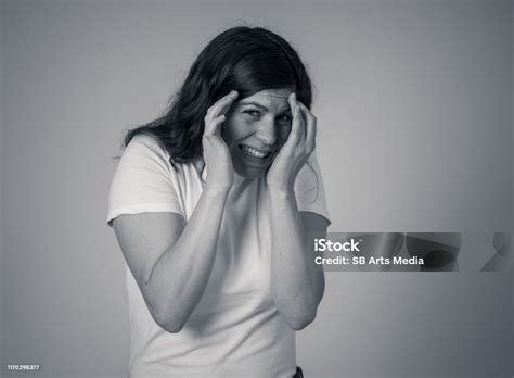 두려움과 충격을 느끼는 젊은 여성은 두려움 불안 제스처를 합니다 겁에 질린 모습과 침략으로부터 자신을 덮고 공간을 복사합니다