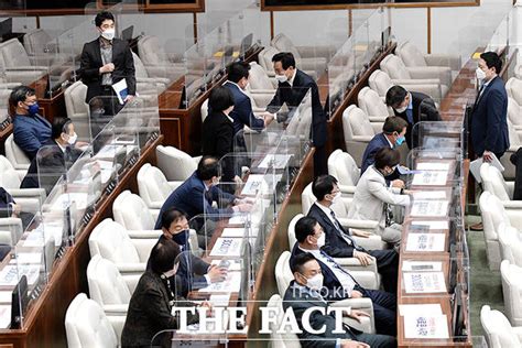 얼굴도장 쾅쾅서울시의회 개회식 참석한 오세훈 Tf사진관 포토 기사 더팩트