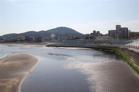 삼양해수욕장 검은모래가 유명하다