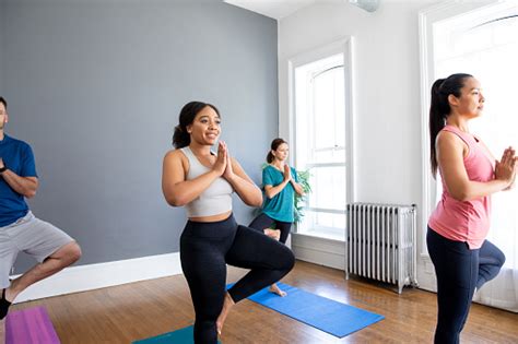 피트니스 중에 함께 요가를 연습하는 다양한 운동 성인 그룹 Athleisure에 대한 스톡 사진 및 기타 이미지