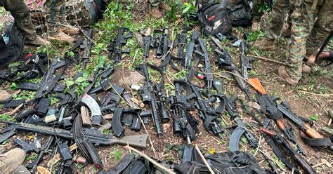 Hallaron Un Fusil Fal De Las Fuerzas Armadas Argentinas Entre Las Armas