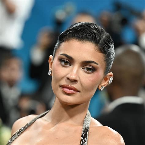 Kylie Jenners Fans Turn On The Reality Star For Looking Mature At Met