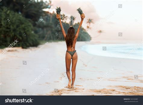 Sexy Beautiful Girl On Beach Pineapple库存照片743103481 Shutterstock