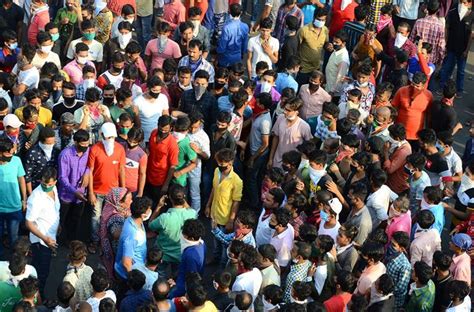 Mumbai Defying Lockdown Migrant Workers In Bandra Come Out On Road