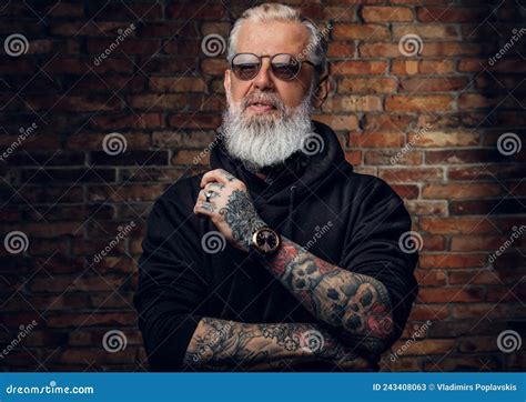Anciano De Moda Con Gafas De Sol Vestido Con Caramba Negra Imagen De