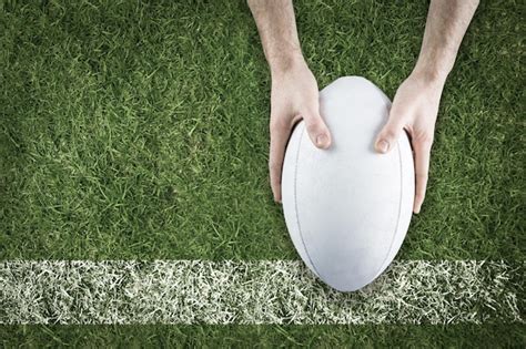 Imagem Composta De Um Jogador De Rúgbi Posando Com Uma Bola De Rúgbi