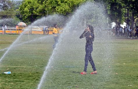 Delhi Sizzles As Temperature Soars Above 46 Degrees C Strains Power