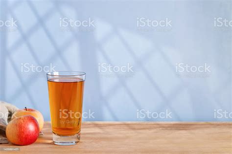 수제 신선한 사과 사이다 유리 주스 및 나무 테이블에 신선한 사과 창 그림자 공간을 복사합니다 가을에 대한 스톡 사진 및 기타