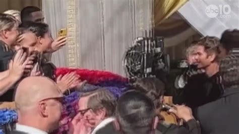 Spider Man Co Stars Andrew Garfield Zendaya Reunite On The Oscars Red