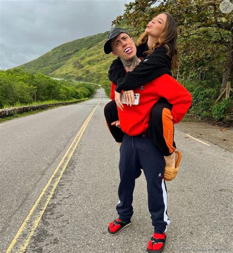Mel Maia E Mc Daniel Atriz Ganha Apertão No Bumbum De Cantor Em Fotos