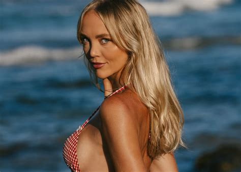 Thirst Trap Photos Of Of Model Annie Knight Go Viral After Having