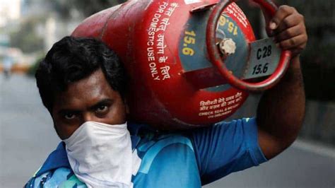 Lpg Price Hike 1 मार्च की सुबह सुबह लगा झटका महंगा हो गया Lpg गैस