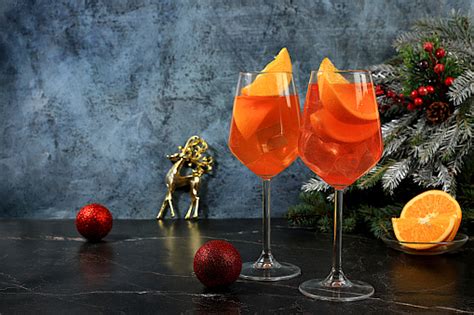 크리스마스 알코올 칵테일 Aperol Spritz는 전나무 가지와 장식 바 컨셉과 새해 전야 파티에서 알코올 음료와 함께 축제