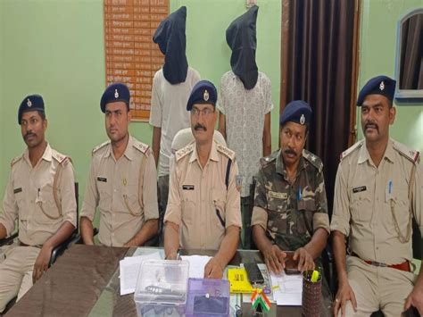 Two Street Robbers Arrested With Weapons हथियार के साथ दो सड़क लुटेरे
