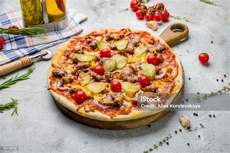 회색 테이블에 오이와 토마토가있는 이탈리아 고기 피자 0명에 대한 스톡 사진 및 기타 이미지 0명 고기 러시아 Istock