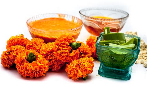 일부 꿀 메리 골드 꽃 알로에 베라 젤 일부 병아리 콩 가루 또는 그램 밀가루 또는 전체 성분과 함께 Besan으로 구성된 흰색에 고립 된 민감한 피부를위한 메리 골드 얼굴