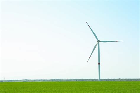 Windkraftanlage In Einer Grünen Wiese Platz Für Text Schönes