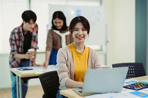 크리에이티브 웹그래픽 디자이너 팀 휴대폰 애플리케이션 및 개발 템플릿 레이아웃을 위한 드로잉 웹사이트 Ux Ui 앱 프로토타입 와이어프레임 개발 프로세스 3 명에 대한 스톡