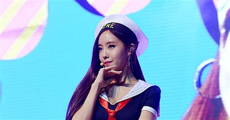 [포토엔]티아라 효민 수영복 연상케 하는 파격의상