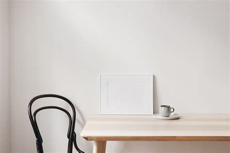 아침 식사 정물 장면 커피 한 잔 책 나무 테이블에 빈 수평 흰색 그림 프레임 모형 우아한 작업 공간 홈 오피스 개념