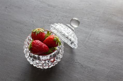 유리 둥근 그릇에 아름 다운 빨간 딸기 검은 색 어두운 콘크리트 배경에 딸기 소박한 스타일 수평 Minimalism 맨 위 보기 텍스트에 대한 복사 공간 0명에 대한 스톡