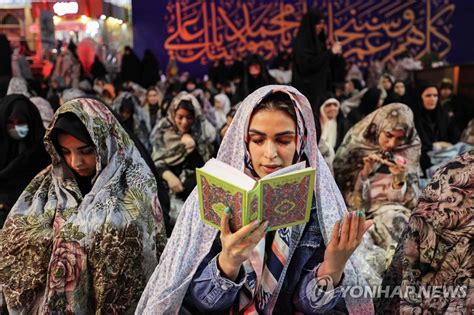 라마단 운명의 밤에 쿠란 읽는 이란 여성 연합뉴스