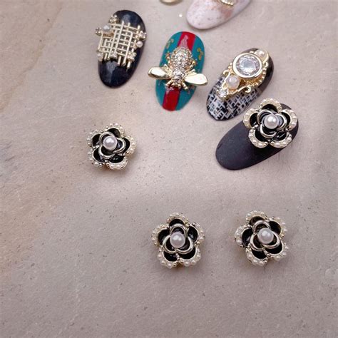 4pcs 최신 합금 네일 아트 장식 섬세 한 진주 블랙화이트 컬러 꽃 네일 팁 쥬얼리 3d 금속 손톱 액세서리라인석 And 데코