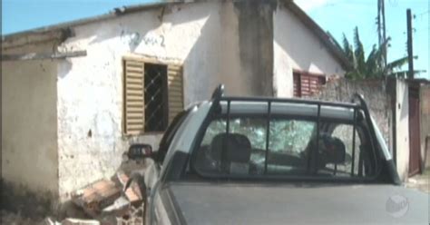 G1 Pick up colide em carro e destrói muro de residência em Franca SP