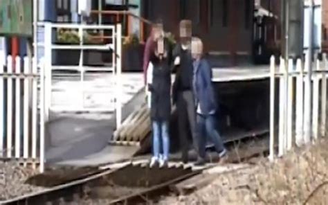 Tudo Por Uma Selfie Família Se Arrisca Em Linha De Trem Para Tirar