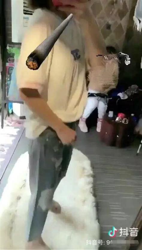 小學生不小心將媽媽洗澡直播，播放次數216萬 每日頭條
