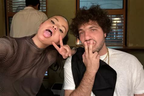 Selena Gomez E Benny Blanco Atiçam Fãs Sobre Possível Música Nova